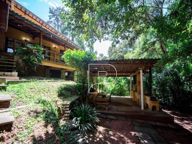 Casa em condomínio na Granja Viana!