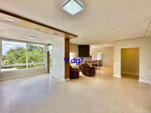 Casa em condomínio na Fazendinha com 4 suítes e 6 vagas, 331 m²!