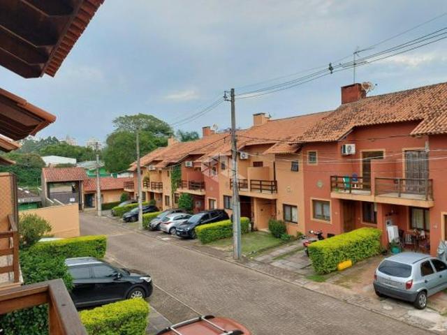 Casa em condomínio na Zona Sul de Porto Alegre com 3 dormitórios e 2 vagas de garagem