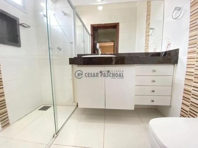 Casa em Condomínio Sobrado Vila do Golf Linda Casa 3 dormitorios Uma suíte equipada com closet e a