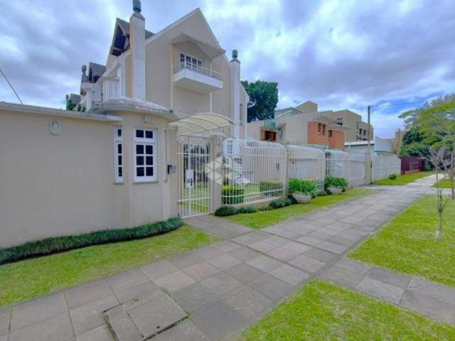Casa em condomínio semi mobiliada, com 4 dormitórios, próximo do Paseo na zona sul de Porto Alegre