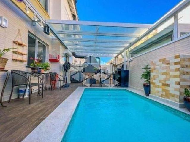 Casa em condomínio semimobiliada e decorada, 4 dormitórios sendo 2 suítes, sótão, piscina e 3 vagas