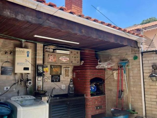Casa em Condomínio, Sítio da Figueira: 3 Quartos, 1 Suíte, 3 Banheiros, 2 Vagas, quintal com churras