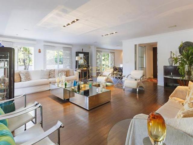 Casa em condominio Super localizada 4 quartos 4 suites 6 vagas