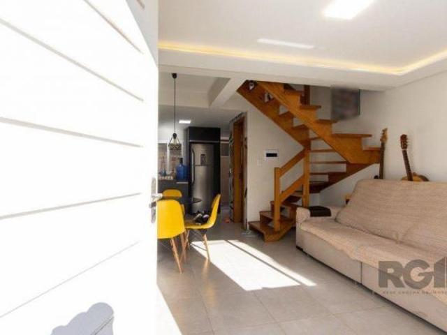 Casa em condomínio, possui 2 dormitórios, sala para 2 ambientes e 1 vaga