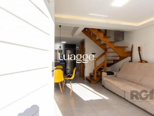 Casa em condomínio, possui 2 dormitórios, sala para 2 ambientes e 1 vaga