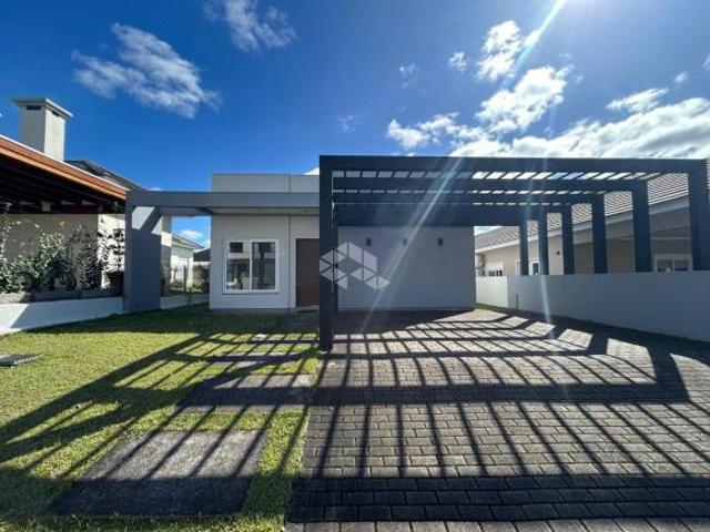 CASA EM CONDOMÍNIO POSSUINDO 03 SUÍTES