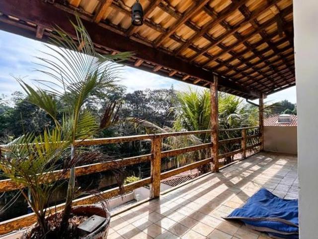 Casa em condomínio para venda com 3 quartos, sendo 1 suíte, 275m²