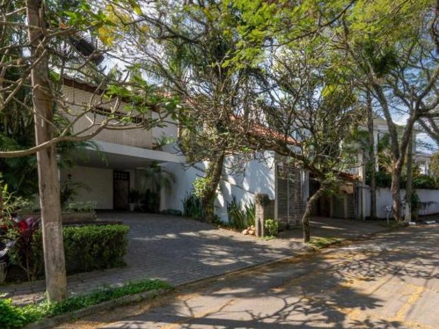 Casa em condomínio para venda com 3 quartos, sendo 3 suítes, 240m²