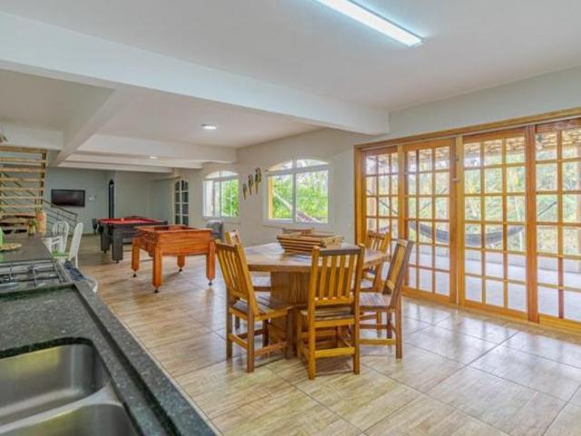 Casa em condomínio para venda com 3 quartos, sendo 3 suítes, 250m²