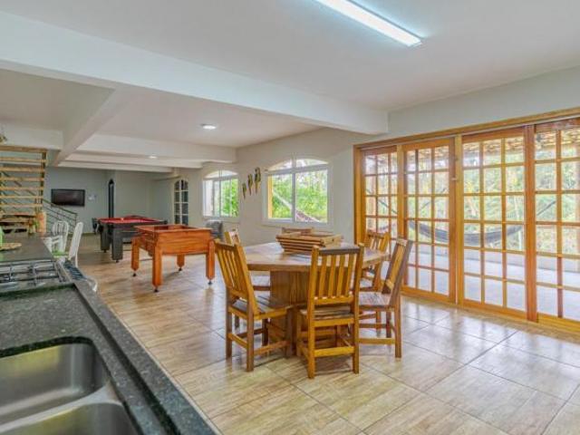 Casa em condomínio para venda com 3 quartos, sendo 3 suítes, 250m²