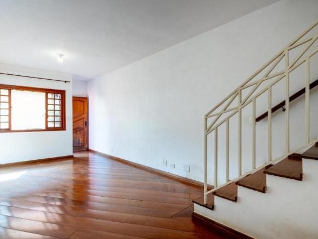 Casa em condomínio para venda com 3 quartos, sendo 3 suítes, 220m²