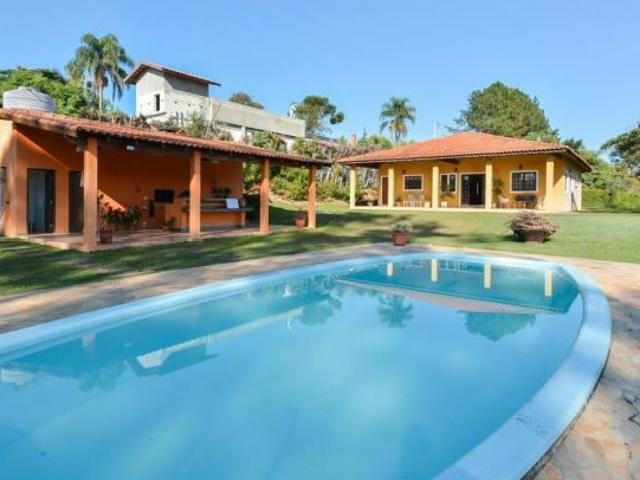 Casa em condomínio para venda com 3 quartos, sendo 3 suítes, 375m²