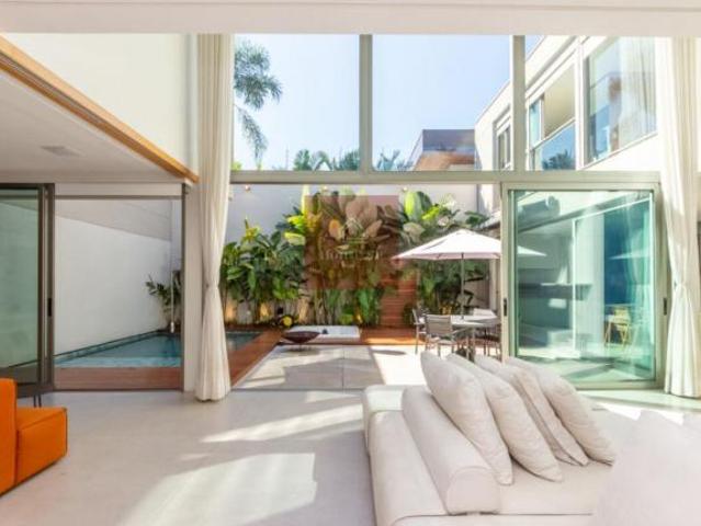 Casa em condomínio para venda com 3 quartos, sendo 3 suítes, 404m²