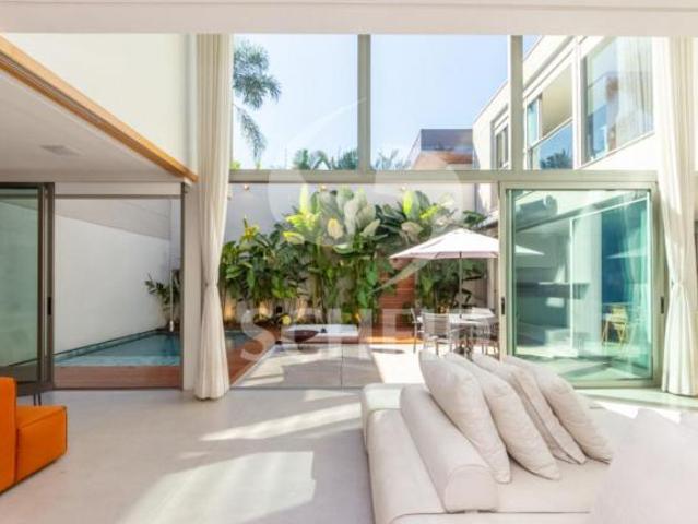 Casa em condomínio para venda com 3 quartos, sendo 3 suítes, 404m²