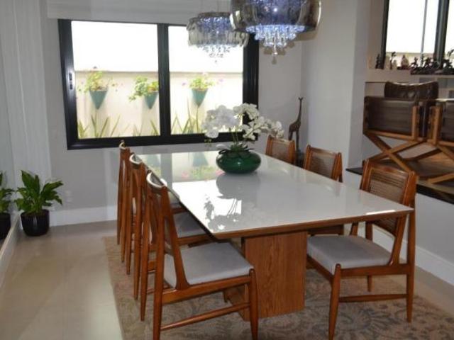 Casa em condomínio para venda com 3 quartos, 256m²