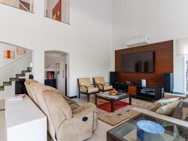 Casa em condomínio para venda com 3 quartos, 360m²
