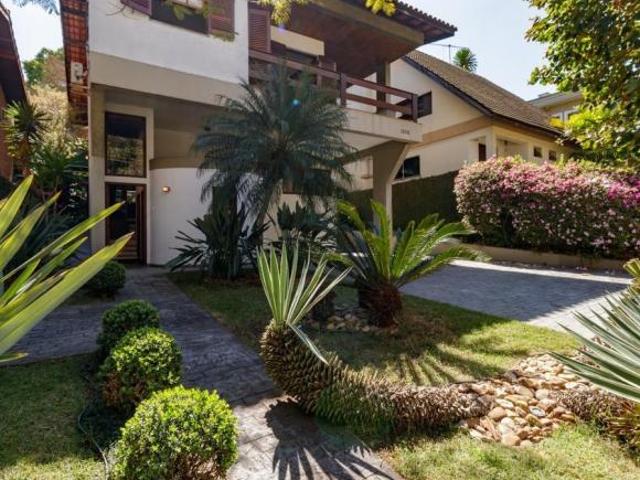 Casa em condomínio para venda com 4 quartos, sendo 2 suítes, 285m²