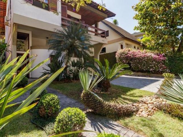 Casa em condomínio para venda com 4 quartos, sendo 2 suítes, 285m²