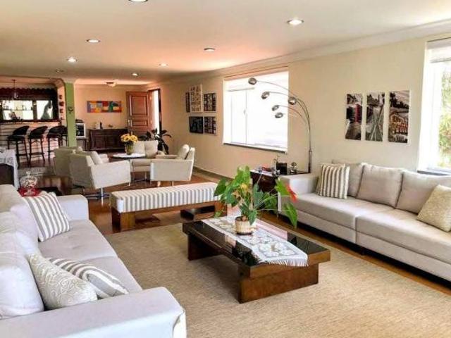 Casa em condomínio para venda com 4 quartos, sendo 2 suítes, 587m²