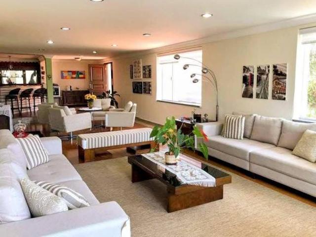 Casa em condomínio para venda com 4 quartos, sendo 2 suítes, 587m²