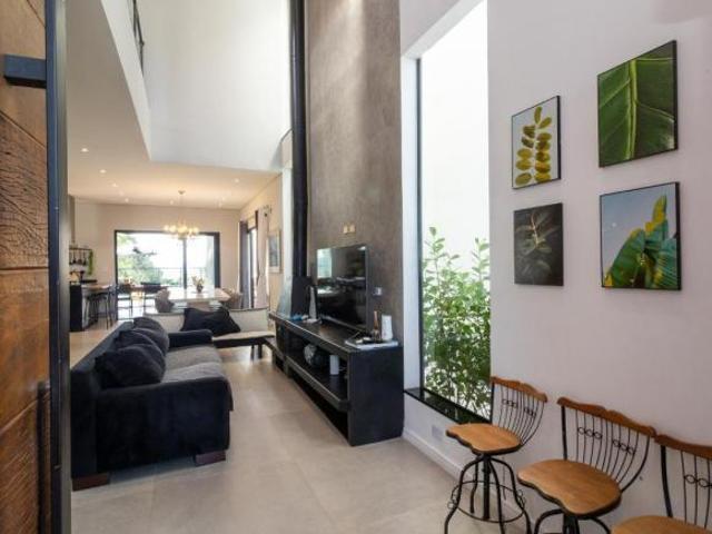 Casa em condomínio para venda com 4 quartos, sendo 3 suítes, 232m²