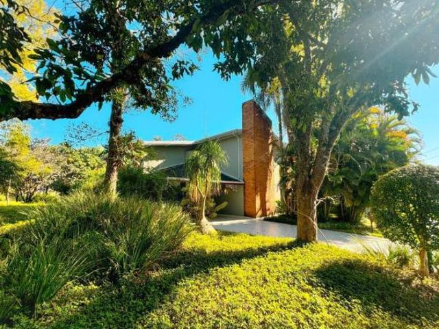 Casa em condomínio para venda com 4 quartos, sendo 3 suítes, 458m²