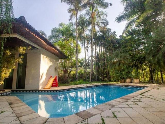 Casa em condomínio para venda com 4 quartos, sendo 3 suítes, 591m²