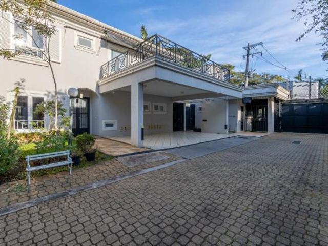 Casa em condomínio para venda com 4 quartos, sendo 4 suítes, 245m²