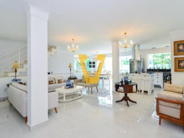 Casa em condomínio para venda com 4 quartos, sendo 4 suítes, 270.53m²