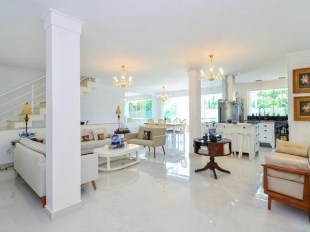 Casa em condomínio para venda com 4 quartos, sendo 4 suítes, 270.53m²