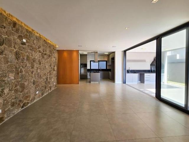 Casa em condomínio para venda com 4 quartos, sendo 4 suítes, 364m²