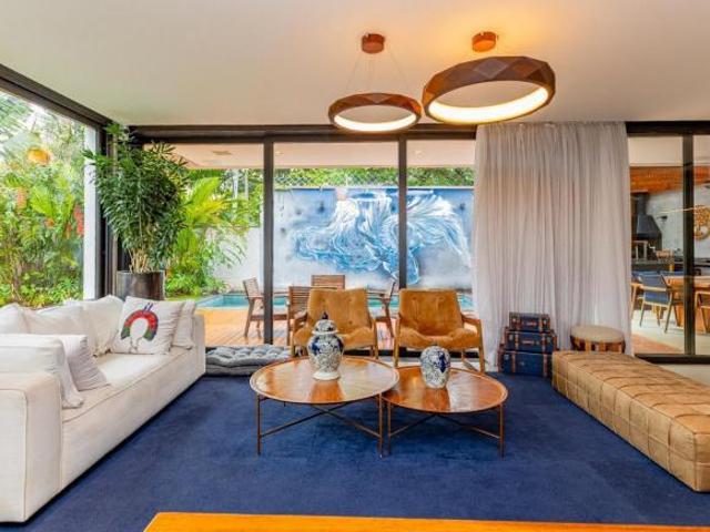 Casa em condomínio para venda com 4 quartos, sendo 4 suítes, 476m²