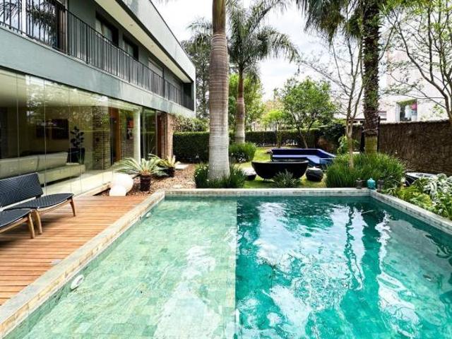 Casa em condomínio para venda com 4 quartos, sendo 4 suítes, 644m²