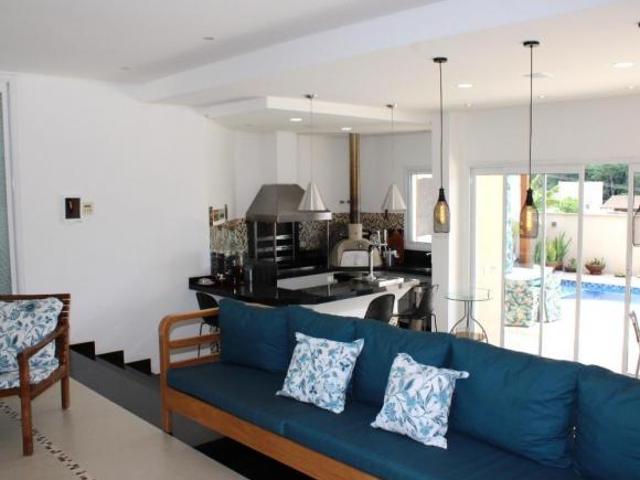 Casa em condomínio para venda com 4 quartos, sendo 4 suítes, 710m²
