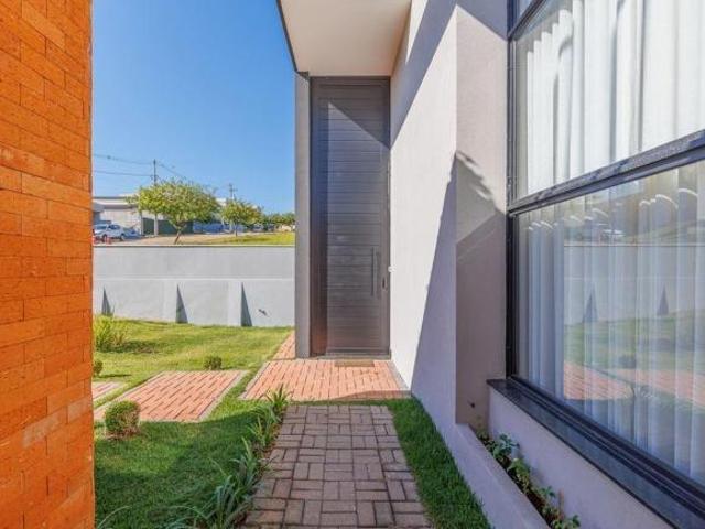 Casa em condomínio para venda com 4 quartos, 269m²