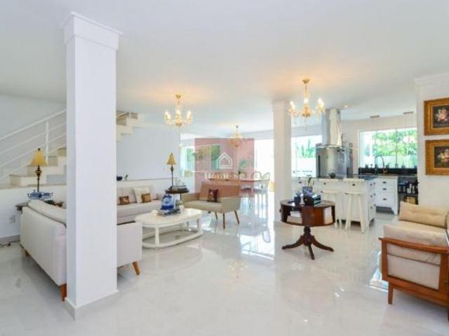 Casa em condomínio para venda com 4 quartos, 270.53m²