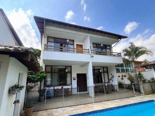 Casa em condomínio para venda com 4 quartos, 302m²