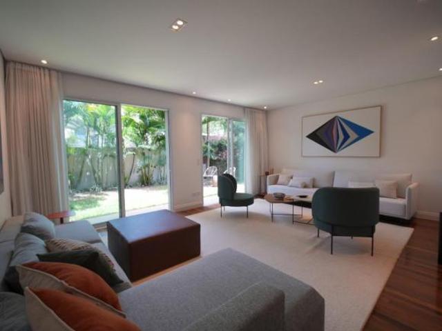 Casa em condomínio para venda com 4 quartos, 334m²
