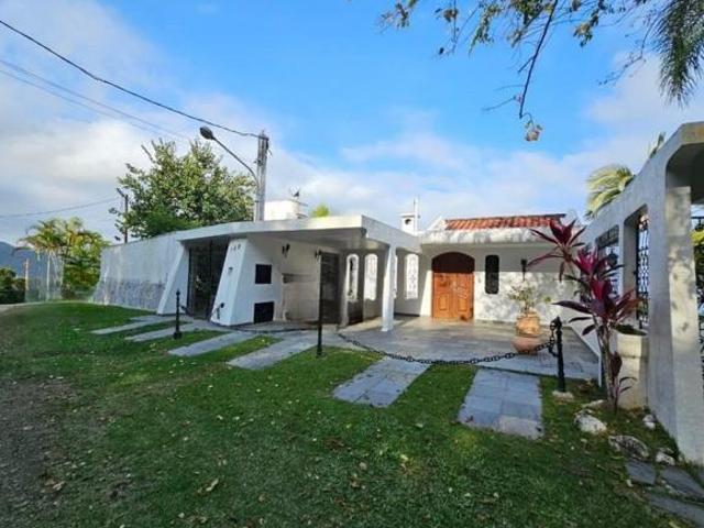 Casa em condomínio para venda com 4 quartos, 427m²