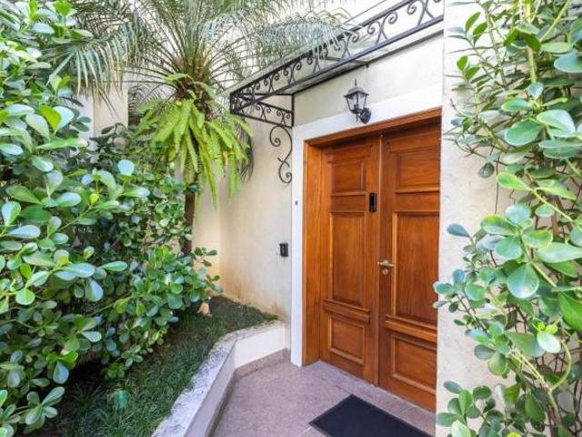 Casa em condomínio para venda com 4 quartos, 550m²