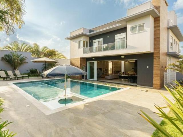 Casa em condomínio para venda com 4 quartos, 560m²