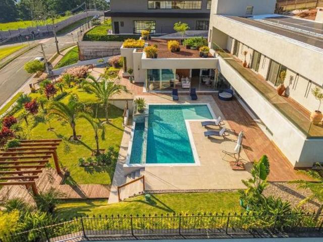 Casa em condomínio para venda com 4 quartos, 646.59m²