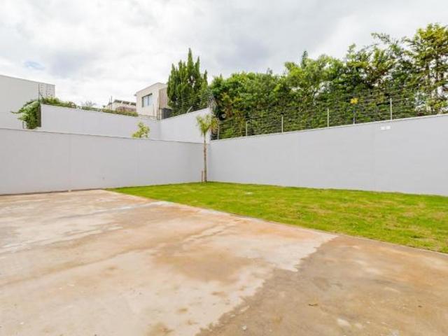 Casa em condomínio para venda com 4 quartos, 600m²