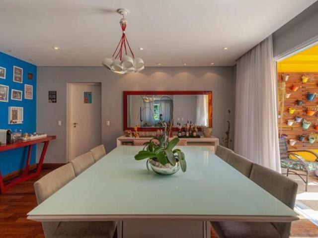 Casa em condomínio para venda com 5 quartos, sendo 4 suítes, 370m²