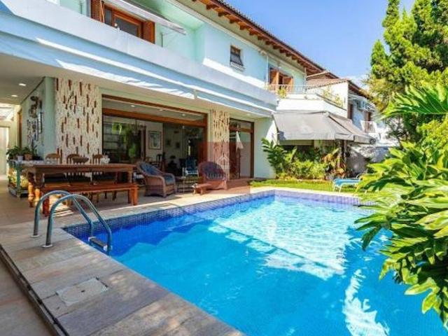 Casa em condomínio para venda com 5 quartos, sendo 5 suítes, 447m²