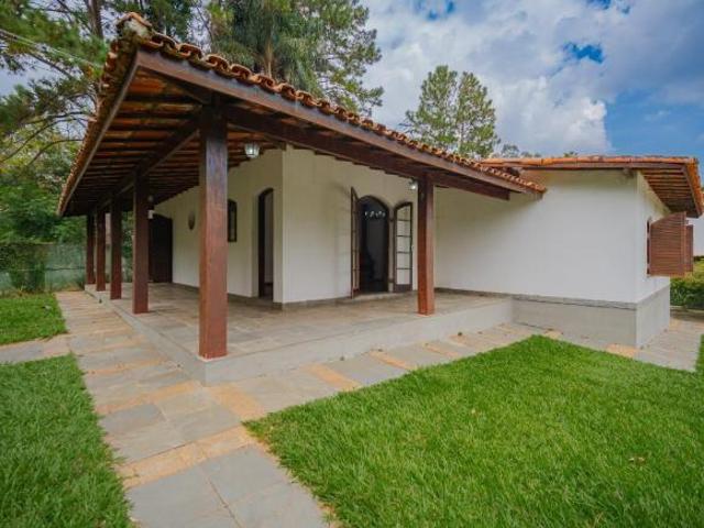 Casa em condomínio para venda com 6 quartos, sendo 3 suítes, 490m²