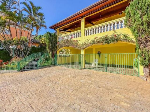 Casa em condomínio para venda com 6 quartos, sendo 4 suítes, 418m²