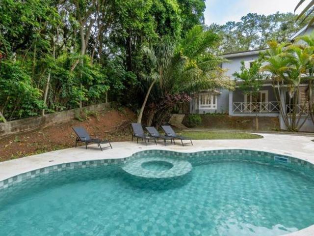 Casa em condomínio para venda com 6 quartos, 387m²