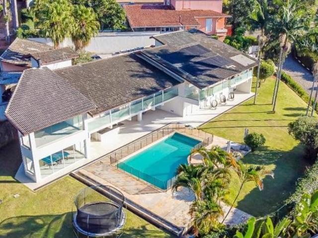 Casa em condomínio para venda com 8 quartos, sendo 8 suítes, 1,100m²